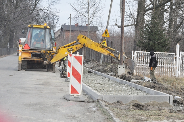 Trwa remont chodnika przy ulicy Ogrodowej w Kamieńcu Ząbkowickim [FOTO ... Trwa remont chodnika przy ulicy Ogrodowej w Kamieńcu Ząbkowickim [FOTO ...